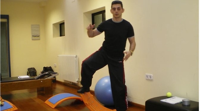 Benefits of swinging on T-BOW® in a chronic knee injury regarding a ...